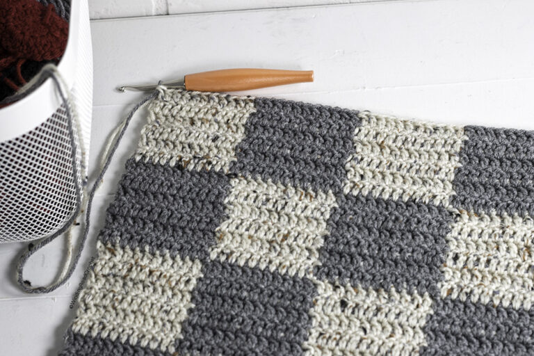 Portable Crochet Checkerboard Pattern: An Easy Giant Game - Winding ...