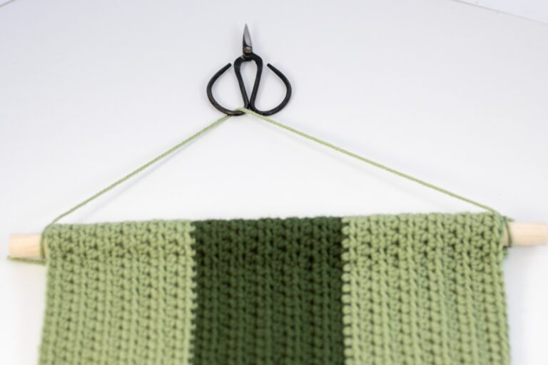 Crochet Pin Banner for Collectors: Free Pattern and Video Tutorial ...